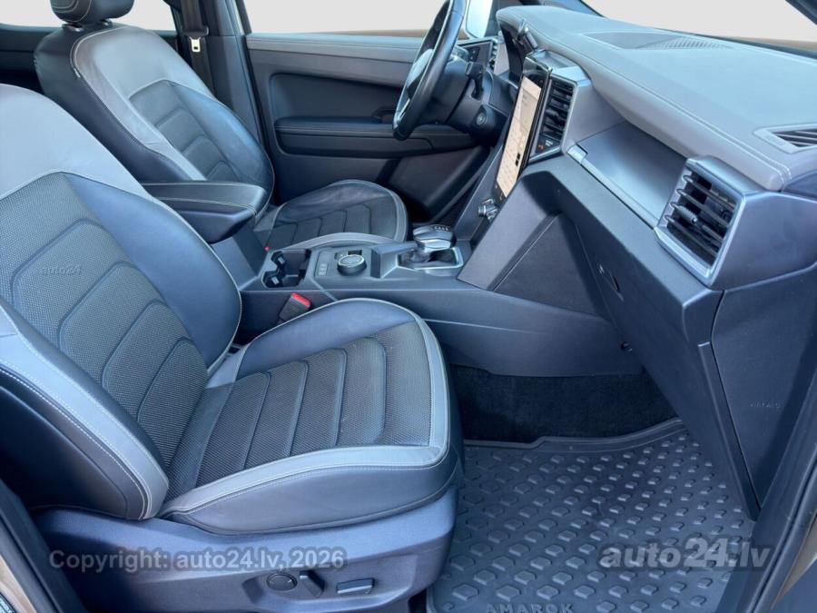 Pelēks Volkswagen Amarok 2024 Pērnava, ar dzinēja tilpumu 3.00 L un nobraukumu 89 tūkst. km par 48900 €, foto 5 vietnē AUTOMOTO.COM.LV