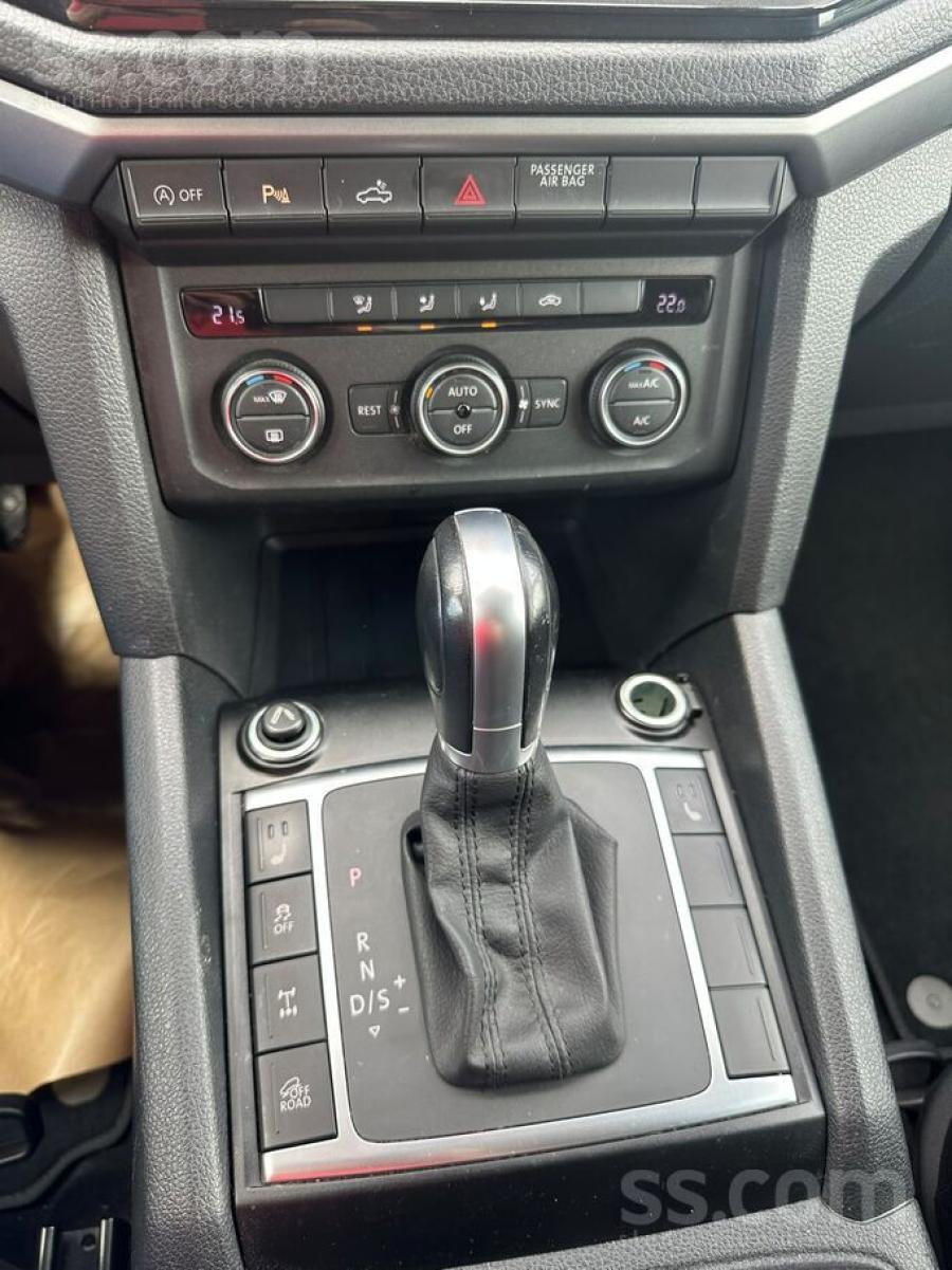 Grey Volkswagen Amarok 2018 in Riga, with an engine capacity of 3.00 L and mileage of 113 thousand km for 24500 €, photo 15 on AUTOMOTO.COM.LV