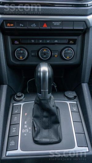 Grey Volkswagen Amarok 2018 in Riga, with an engine capacity of 3.00 L and mileage of 294 thousand km for 17190 €, photo 15 on AUTOMOTO.COM.LV
