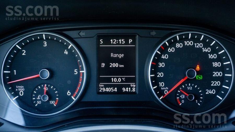Grey Volkswagen Amarok 2018 in Riga, with an engine capacity of 3.00 L and mileage of 294 thousand km for 17190 €, photo 22 on AUTOMOTO.COM.LV
