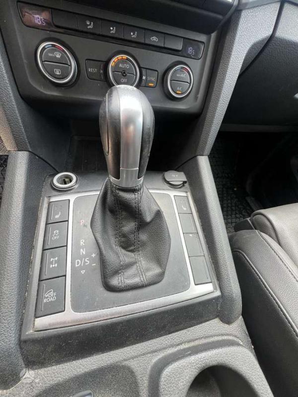 Grey Volkswagen Amarok 2019 in Vilnius, with an engine capacity of 2.97 L and mileage of 257 thousand km for 20000 €, photo 8 on AUTOMOTO.COM.LV