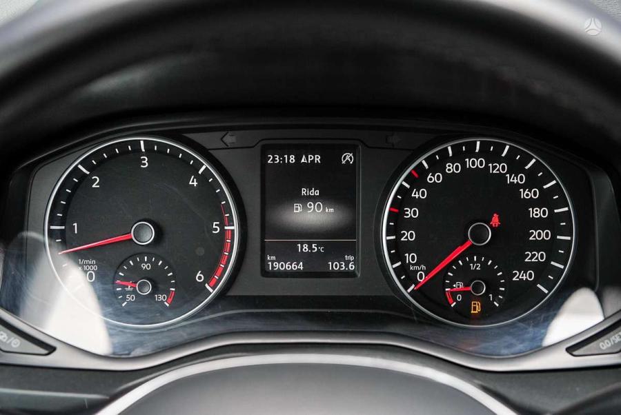 Pelēks Volkswagen Amarok 2019 Kauņa, ar dzinēja tilpumu 2.97 L un nobraukumu 191 tūkst. km par 23450 €, foto 24 vietnē AUTOMOTO.COM.LV