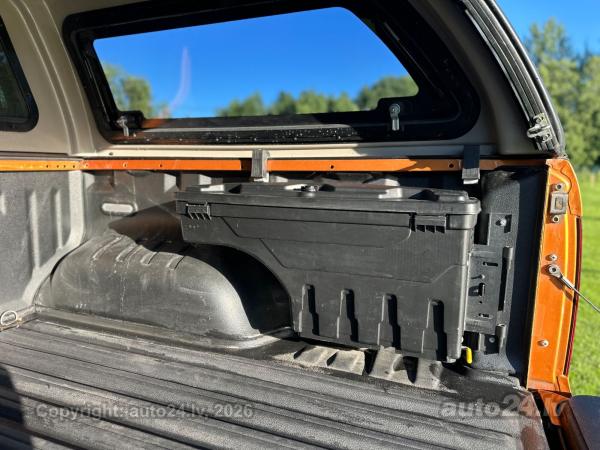 Orange Volkswagen Amarok 2019 in Tallinn, with an engine capacity of 3.00 L and mileage of 163 thousand km for 31500 €, photo 9 on AUTOMOTO.COM.LV