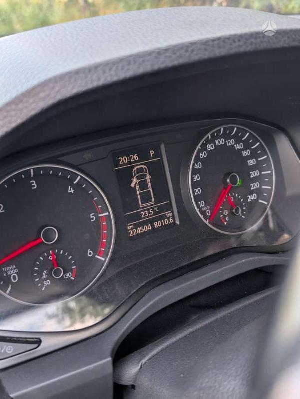 Red Volkswagen Amarok 2018 in Vilnius, with an engine capacity of 2.97 L and mileage of 226 thousand km for 19500 €, photo 9 on AUTOMOTO.COM.LV