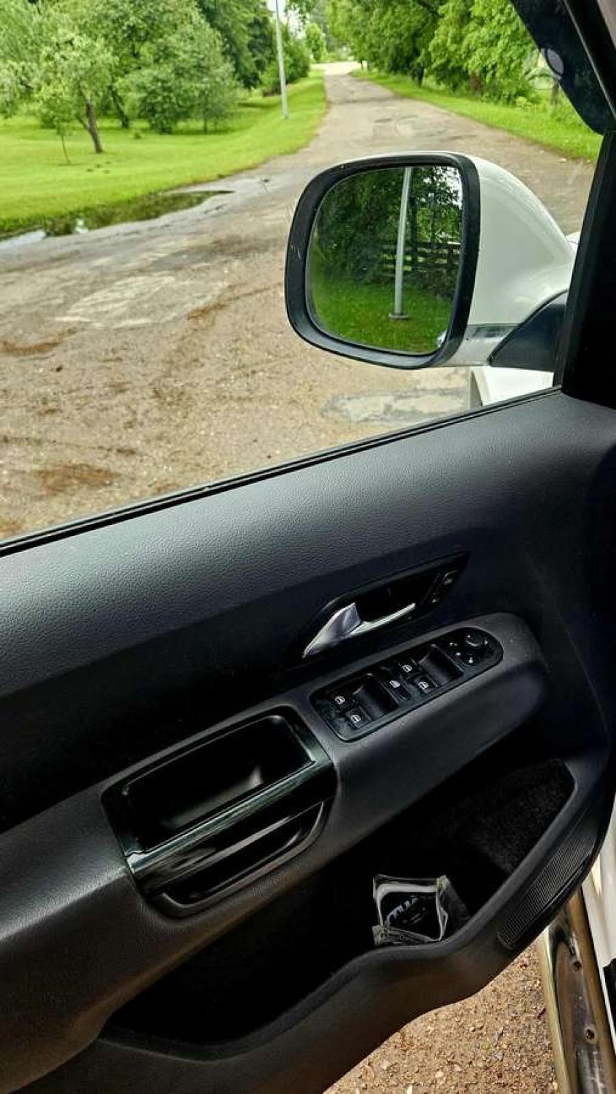 Balts Volkswagen Amarok 2015 Kaišiadorys, ar dzinēja tilpumu 2.00 L un nobraukumu 300 tūkst. km par 11200 €, foto 19 vietnē AUTOMOTO.COM.LV