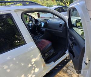 White Volkswagen Amarok 2015 in Riga, with an engine capacity of 2.00 L and mileage of 190 thousand km for 14500 €, photo 12 on AUTOMOTO.COM.LV