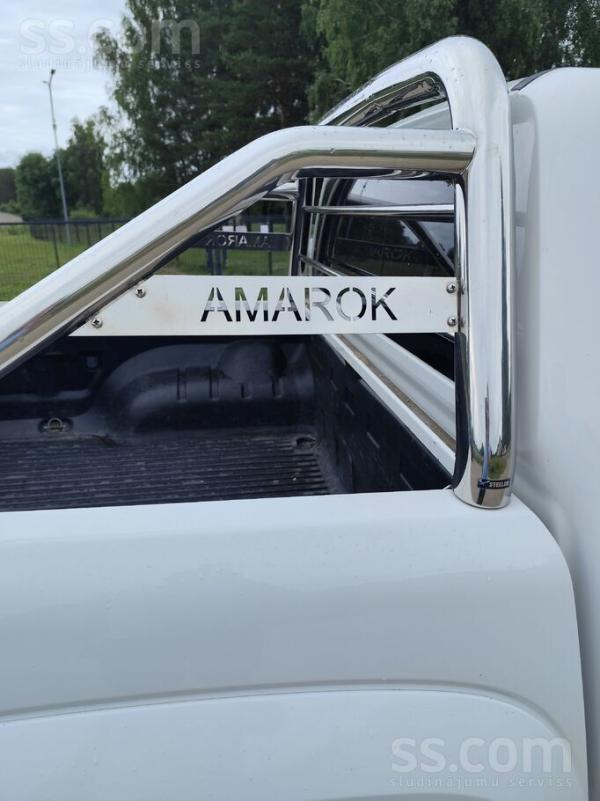 White Volkswagen Amarok 2018 in Kuldiga, with an engine capacity of 3.00 L and mileage of 325 thousand km for 19950 €, photo 5 on AUTOMOTO.COM.LV