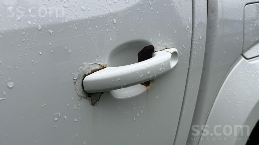 White Volkswagen Amarok 2012 in Riga, with an engine capacity of 2.00 L and mileage of 349 thousand km for 6500 €, photo 17 on AUTOMOTO.COM.LV