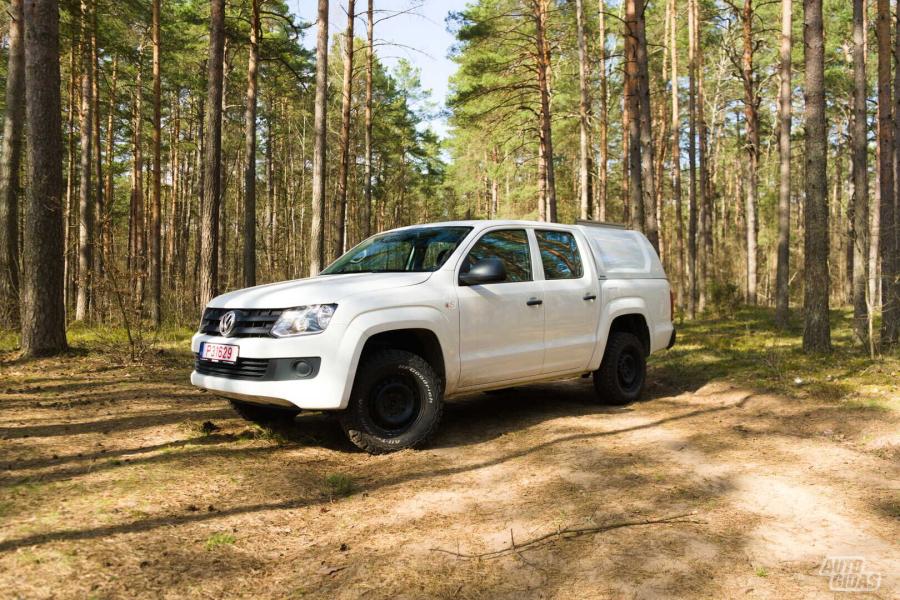 White Volkswagen Amarok 2016 in Vilnius, with an engine capacity of 2.00 L and mileage of 215 thousand km for 10990 €, photo 3 on AUTOMOTO.COM.LV