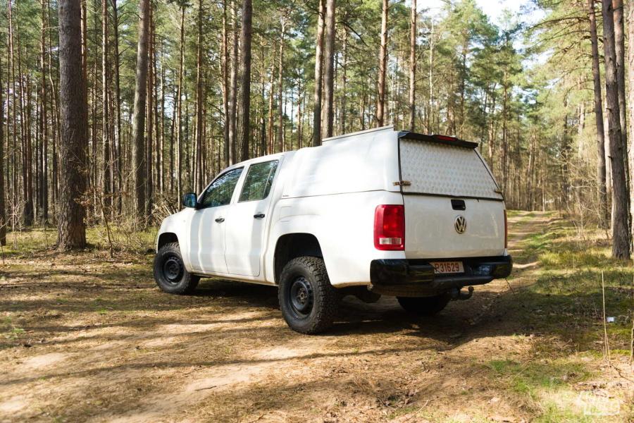 White Volkswagen Amarok 2016 in Vilnius, with an engine capacity of 2.00 L and mileage of 215 thousand km for 10990 €, photo 4 on AUTOMOTO.COM.LV