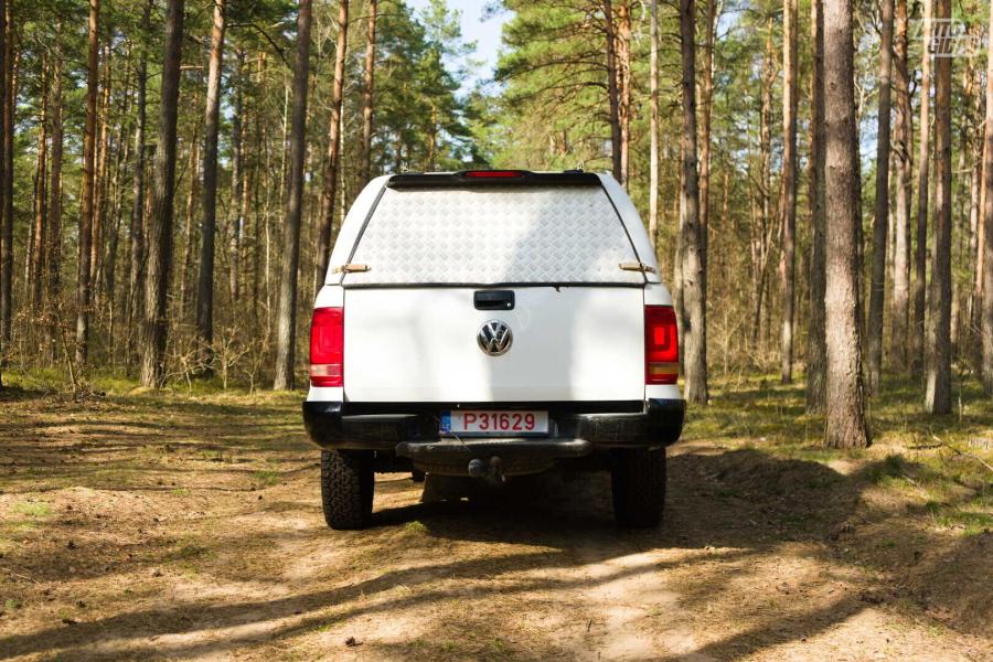 White Volkswagen Amarok 2016 in Vilnius, with an engine capacity of 2.00 L and mileage of 215 thousand km for 10990 €, photo 5 on AUTOMOTO.COM.LV