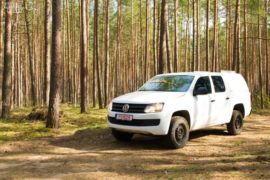 White Volkswagen Amarok 2016 in Vilnius, with an engine capacity of 2.00 L and mileage of 215 thousand km for 10990 €, photo 6 on AUTOMOTO.COM.LV