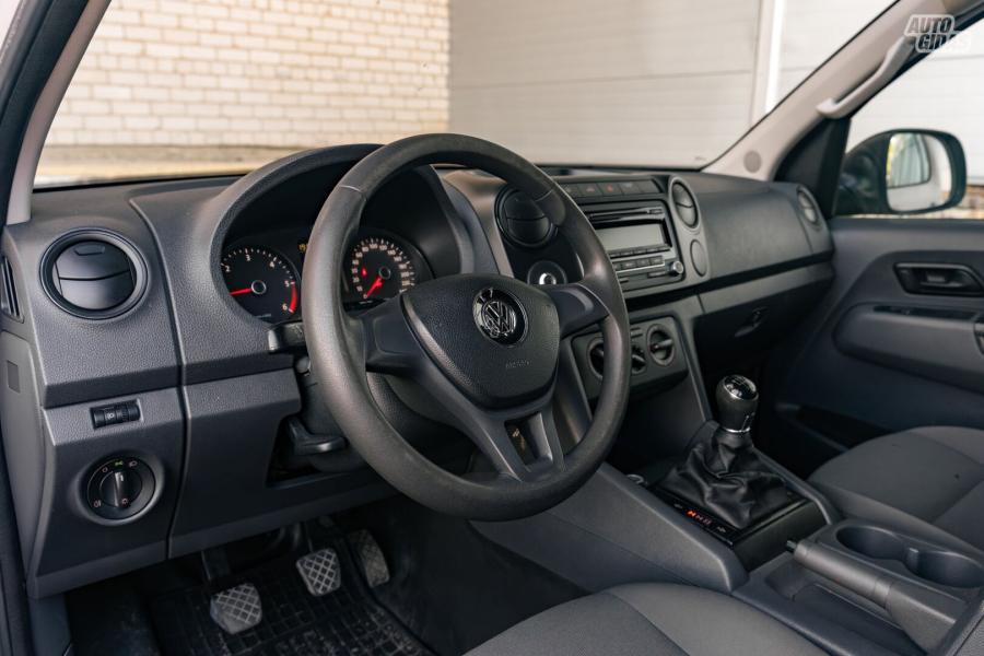 White Volkswagen Amarok 2016 in Vilnius, with an engine capacity of 2.00 L and mileage of 215 thousand km for 10990 €, photo 8 on AUTOMOTO.COM.LV