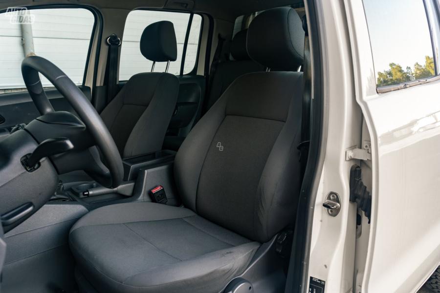 White Volkswagen Amarok 2016 in Vilnius, with an engine capacity of 2.00 L and mileage of 215 thousand km for 10990 €, photo 11 on AUTOMOTO.COM.LV