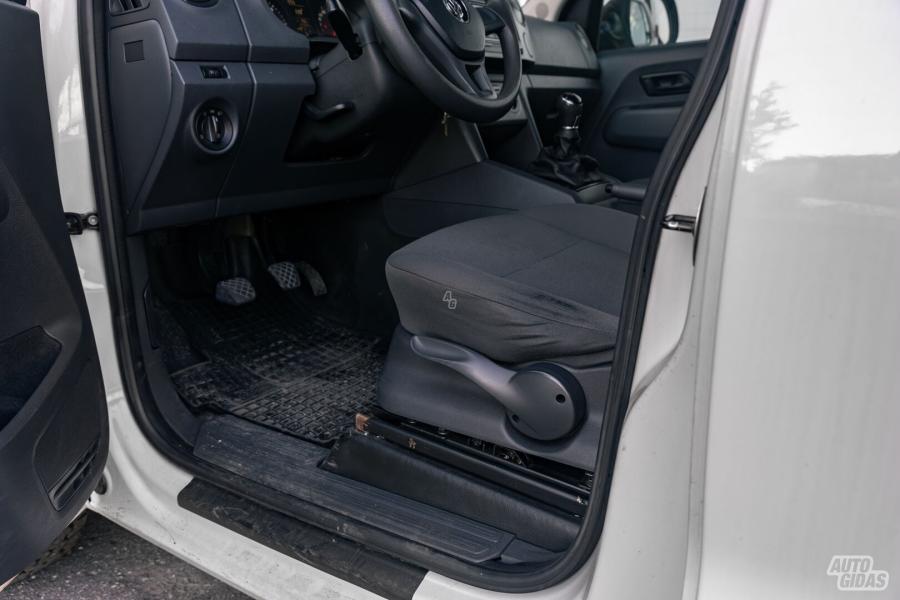 White Volkswagen Amarok 2016 in Vilnius, with an engine capacity of 2.00 L and mileage of 215 thousand km for 10990 €, photo 12 on AUTOMOTO.COM.LV