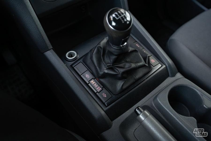 White Volkswagen Amarok 2016 in Vilnius, with an engine capacity of 2.00 L and mileage of 215 thousand km for 10990 €, photo 16 on AUTOMOTO.COM.LV