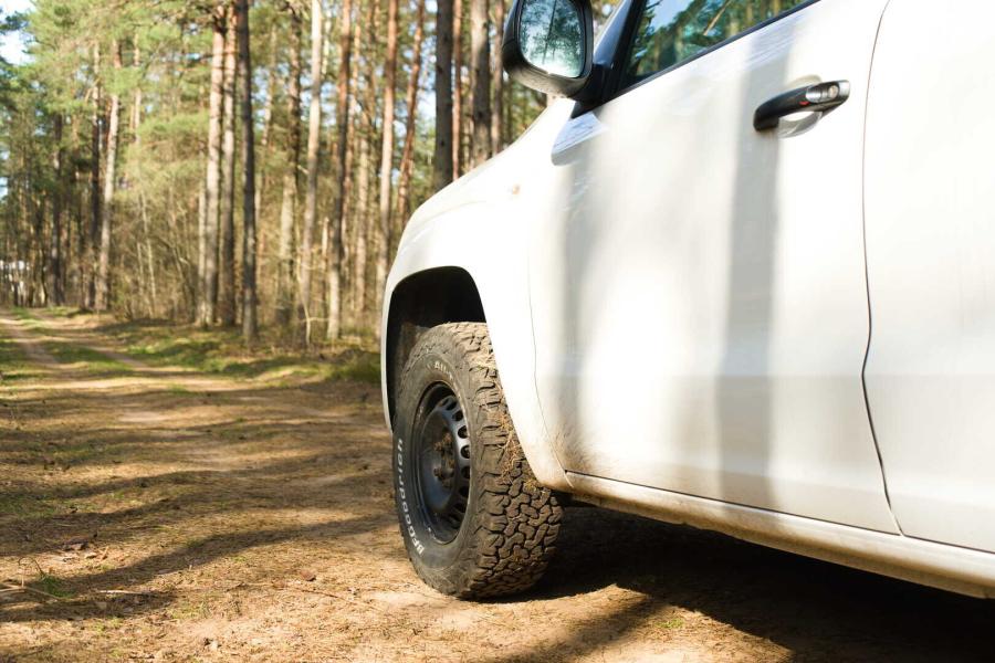White Volkswagen Amarok 2016 in Vilnius, with an engine capacity of 2.00 L and mileage of 215 thousand km for 10990 €, photo 21 on AUTOMOTO.COM.LV
