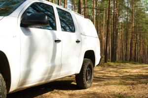 White Volkswagen Amarok 2016 in Vilnius, with an engine capacity of 2.00 L and mileage of 215 thousand km for 10990 €, photo 22 on AUTOMOTO.COM.LV