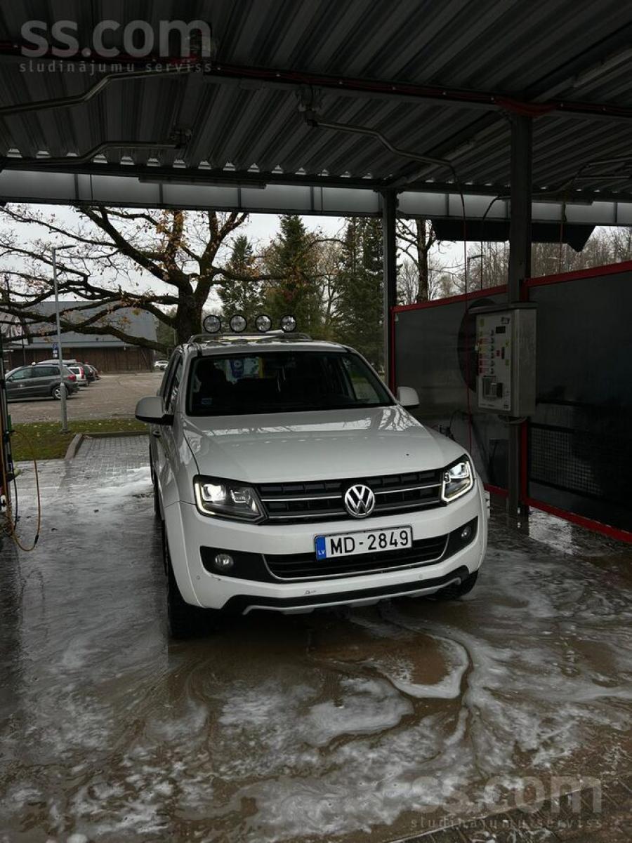 White Volkswagen Amarok 2016 in Kuldiga, with an engine capacity of 2.00 L and mileage of 405 thousand km for 12000 €, photo 1 on AUTOMOTO.COM.LV