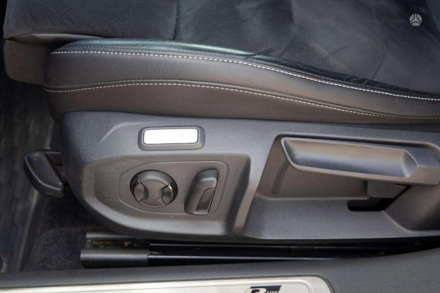 Black Volkswagen Arteon 2017 in Vilnius, with an engine capacity of 1.98 L and mileage of 148 thousand km for 21950 €, photo 24 on AUTOMOTO.COM.LV