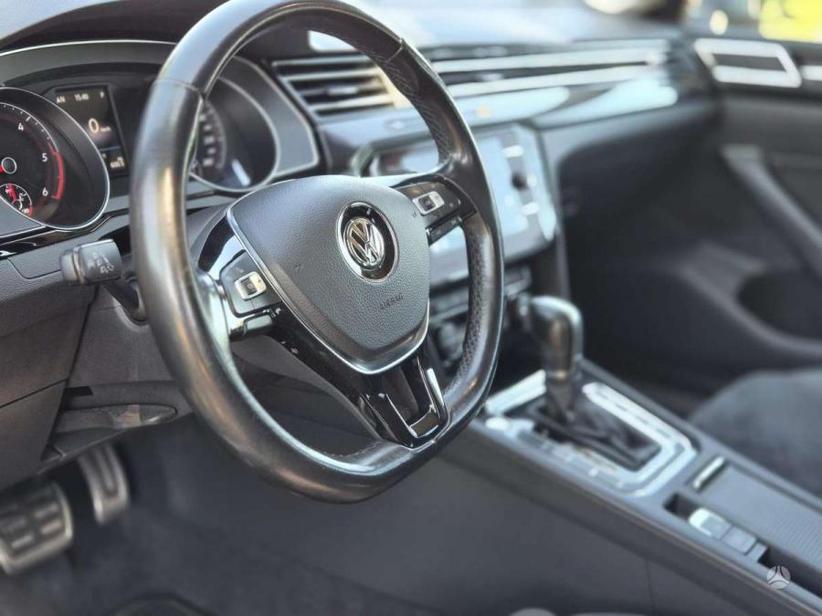 Black Volkswagen Arteon 2018 in Kaunas, with an engine capacity of 1.97 L and mileage of 320 thousand km for 13950 €, photo 6 on AUTOMOTO.COM.LV