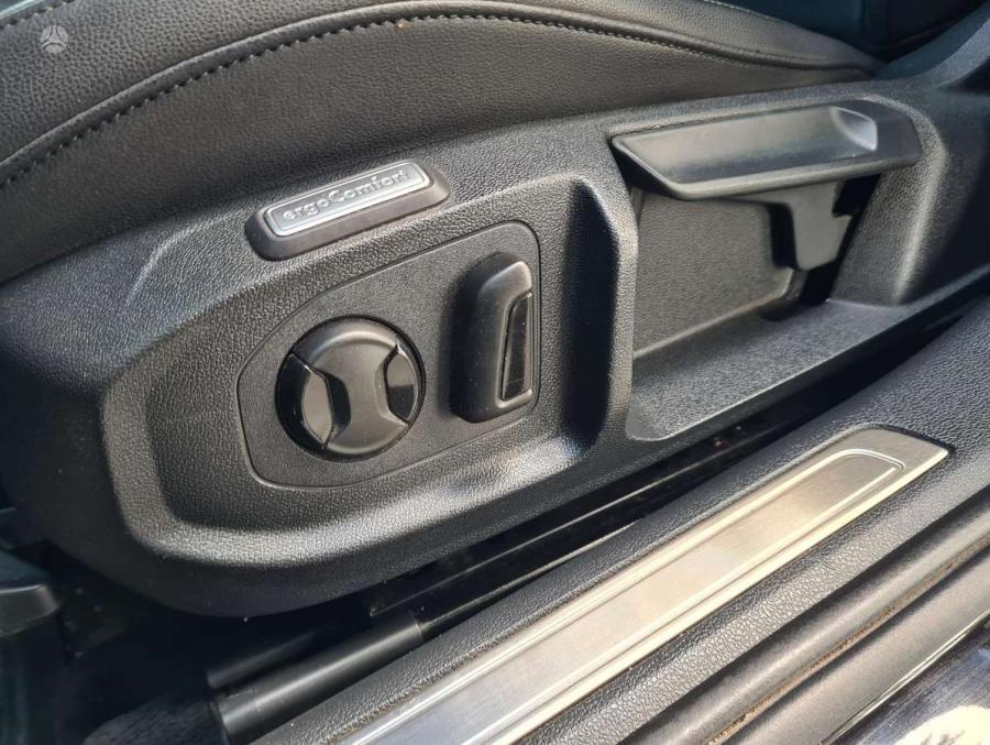 Black Volkswagen Arteon 2018 in Siauliai, with an engine capacity of 1.97 L and mileage of 200 thousand km for 15700 €, photo 11 on AUTOMOTO.COM.LV