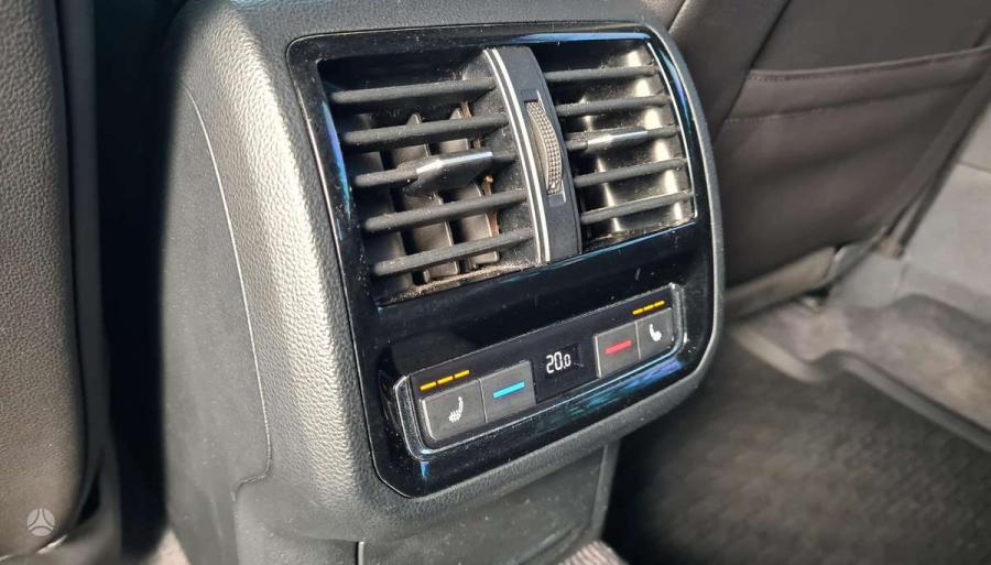 Black Volkswagen Arteon 2018 in Siauliai, with an engine capacity of 1.97 L and mileage of 200 thousand km for 15700 €, photo 12 on AUTOMOTO.COM.LV