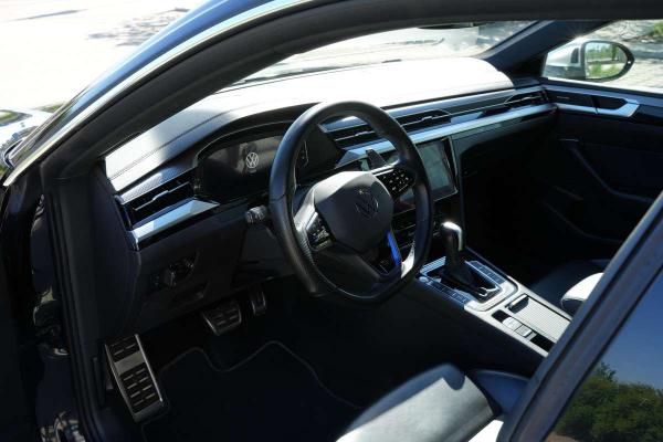 Black Volkswagen Arteon 2022 in Vilnius, with an engine capacity of 1.98 L and mileage of 99 thousand km for 31990 €, photo 9 on AUTOMOTO.COM.LV