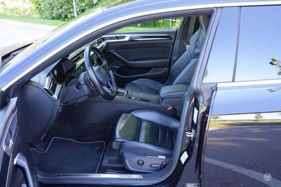 Black Volkswagen Arteon 2022 in Vilnius, with an engine capacity of 2.00 L and mileage of 99 thousand km for 30990 €, photo 16 on AUTOMOTO.COM.LV