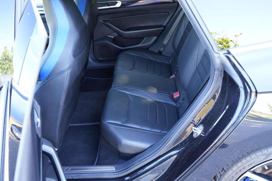 Black Volkswagen Arteon 2022 in Vilnius, with an engine capacity of 2.00 L and mileage of 99 thousand km for 30990 €, photo 17 on AUTOMOTO.COM.LV