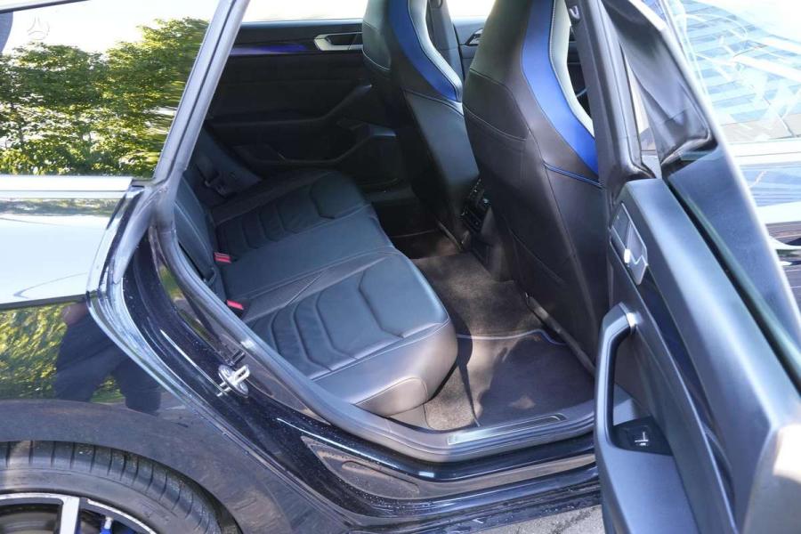 Black Volkswagen Arteon 2022 in Vilnius, with an engine capacity of 2.00 L and mileage of 99 thousand km for 30990 €, photo 19 on AUTOMOTO.COM.LV