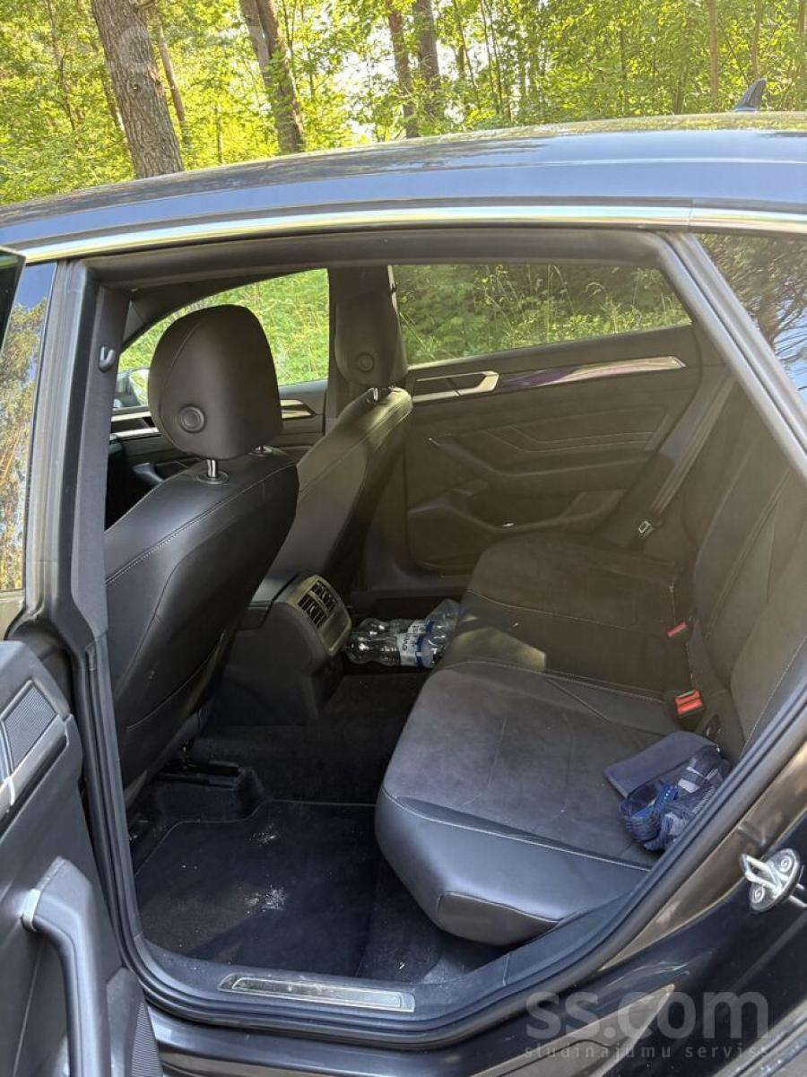 Black Volkswagen Arteon 2023 in Riga, with an engine capacity of 2.00 L and mileage of 32 thousand km for 28000 €, photo 4 on AUTOMOTO.COM.LV