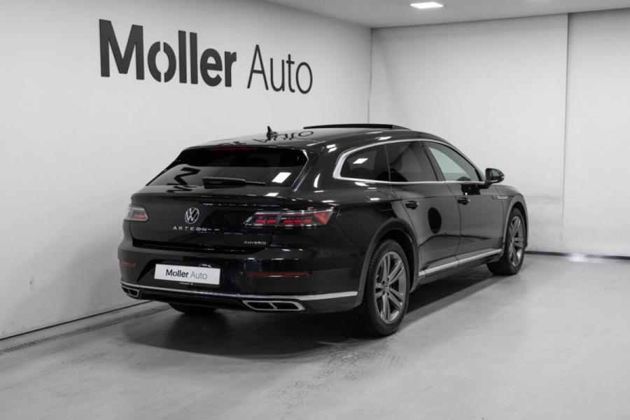Black Volkswagen Arteon 2023 in Vilnius, with an engine capacity of 1.40 L and mileage of 131 thousand km for 24500 €, photo 4 on AUTOMOTO.COM.LV