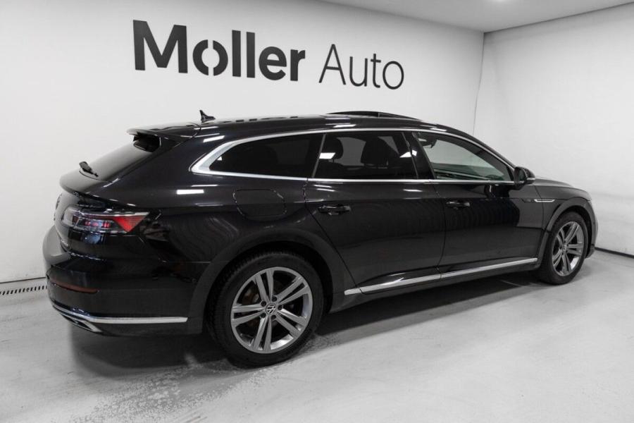 Black Volkswagen Arteon 2023 in Vilnius, with an engine capacity of 1.40 L and mileage of 131 thousand km for 24500 €, photo 5 on AUTOMOTO.COM.LV