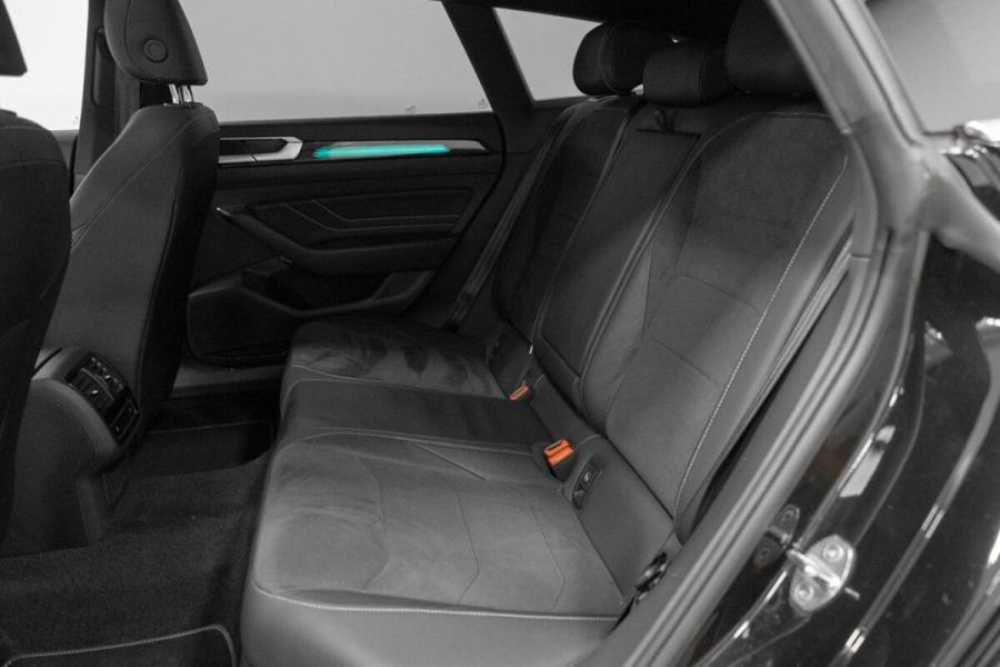 Black Volkswagen Arteon 2023 in Vilnius, with an engine capacity of 1.40 L and mileage of 131 thousand km for 24500 €, photo 7 on AUTOMOTO.COM.LV