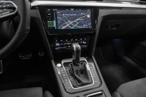 Black Volkswagen Arteon 2023 in Vilnius, with an engine capacity of 1.40 L and mileage of 131 thousand km for 24500 €, photo 23 on AUTOMOTO.COM.LV