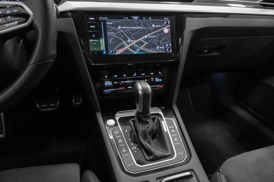 Black Volkswagen Arteon 2023 in Vilnius, with an engine capacity of 1.40 L and mileage of 131 thousand km for 24500 €, photo 23 on AUTOMOTO.COM.LV