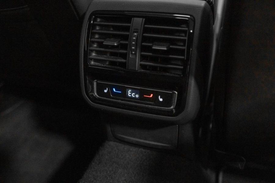 Black Volkswagen Arteon 2023 in Vilnius, with an engine capacity of 1.40 L and mileage of 131 thousand km for 24500 €, photo 24 on AUTOMOTO.COM.LV