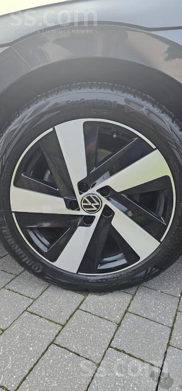 Volkswagen Arteon 2023 in Riga on AUTOMOTO.COM.LV Black Volkswagen Arteon 2023 in Riga, with an engine capacity of 2.00 L and mileage of 63 thousand km for 27000 €, photo 6 on AUTOMOTO.COM.LV
