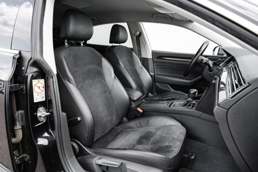 Black Volkswagen Arteon 2018 in Riga, with an engine capacity of 1.50 L and mileage of 161 thousand km for 18050 €, photo 7 on AUTOMOTO.COM.LV