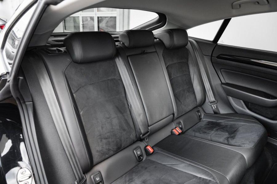 Black Volkswagen Arteon 2018 in Riga, with an engine capacity of 1.50 L and mileage of 161 thousand km for 18050 €, photo 8 on AUTOMOTO.COM.LV