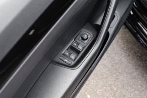 Black Volkswagen Arteon 2018 in Riga, with an engine capacity of 1.50 L and mileage of 161 thousand km for 18050 €, photo 9 on AUTOMOTO.COM.LV