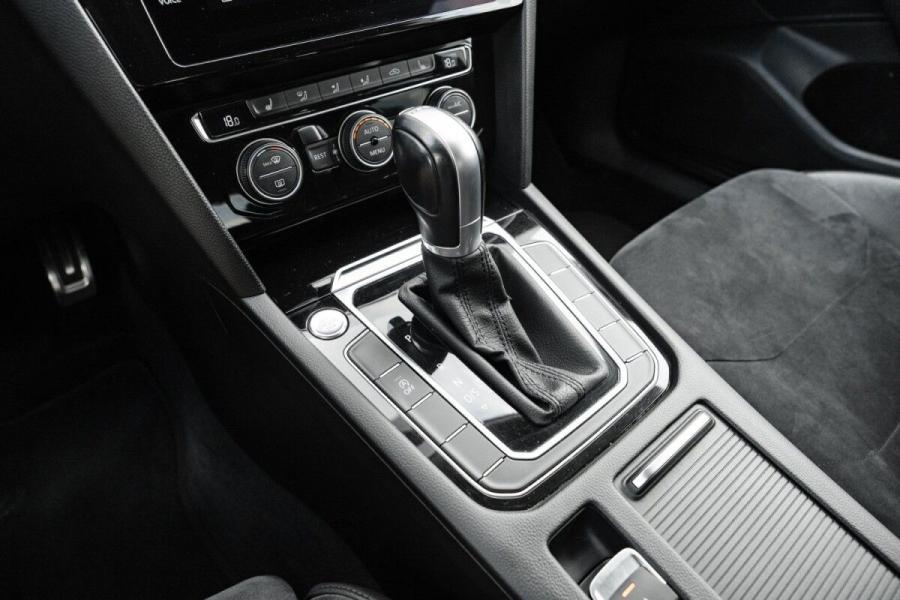 Black Volkswagen Arteon 2018 in Riga, with an engine capacity of 1.50 L and mileage of 161 thousand km for 18050 €, photo 15 on AUTOMOTO.COM.LV