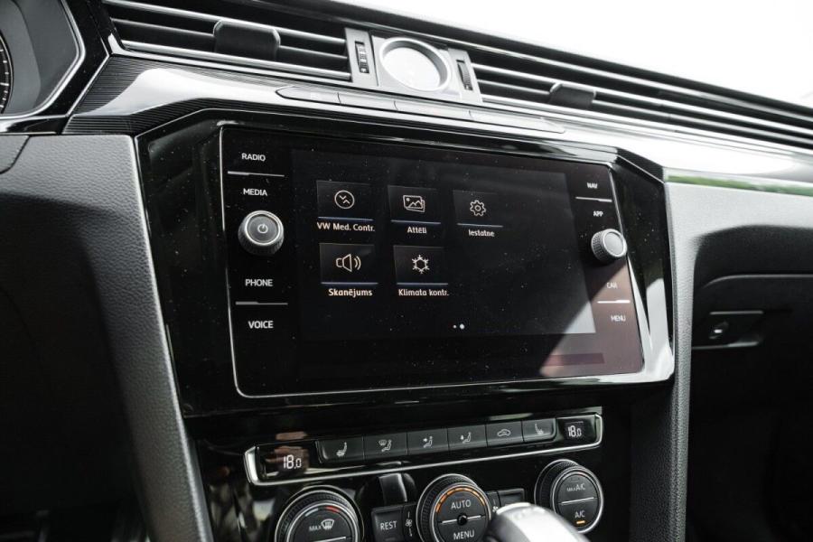 Black Volkswagen Arteon 2018 in Riga, with an engine capacity of 1.50 L and mileage of 161 thousand km for 18050 €, photo 24 on AUTOMOTO.COM.LV