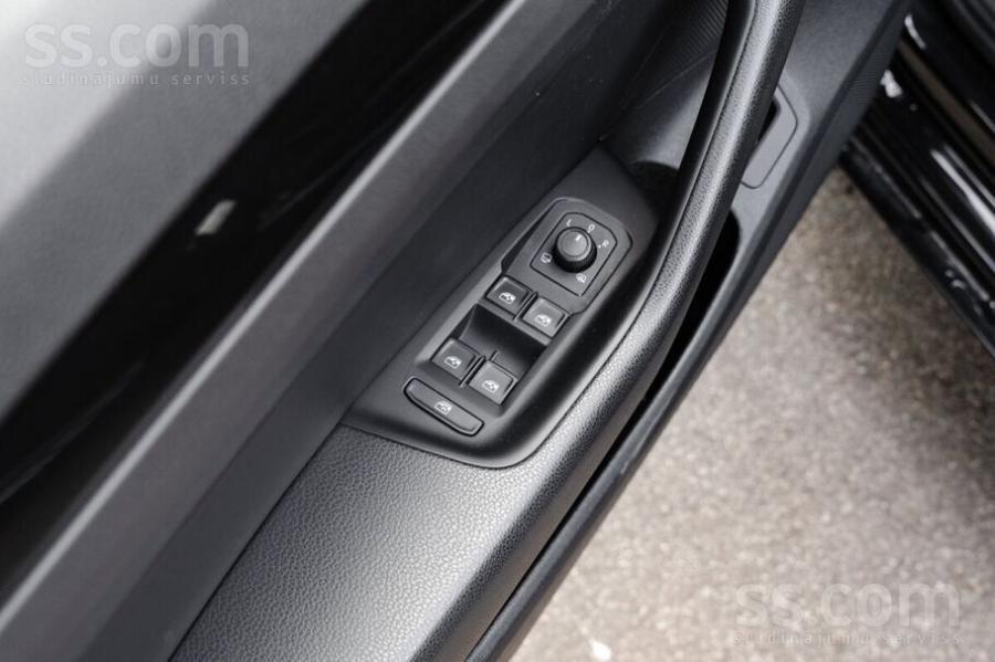 Black Volkswagen Arteon 2018 in Riga, with an engine capacity of 1.50 L and mileage of 161 thousand km for 17750 €, photo 9 on AUTOMOTO.COM.LV