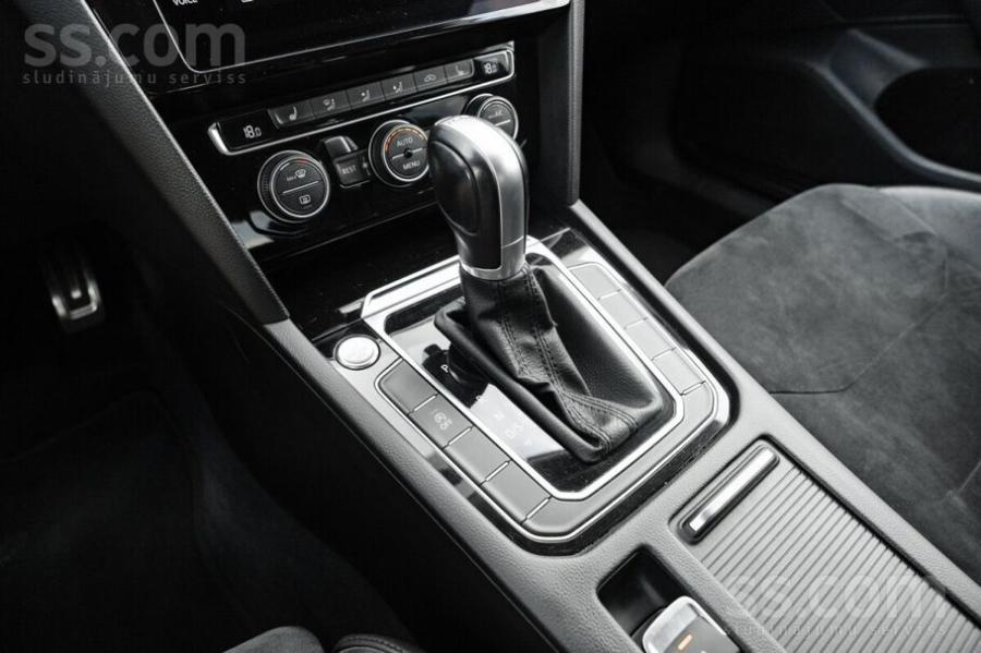 Black Volkswagen Arteon 2018 in Riga, with an engine capacity of 1.50 L and mileage of 161 thousand km for 17750 €, photo 15 on AUTOMOTO.COM.LV