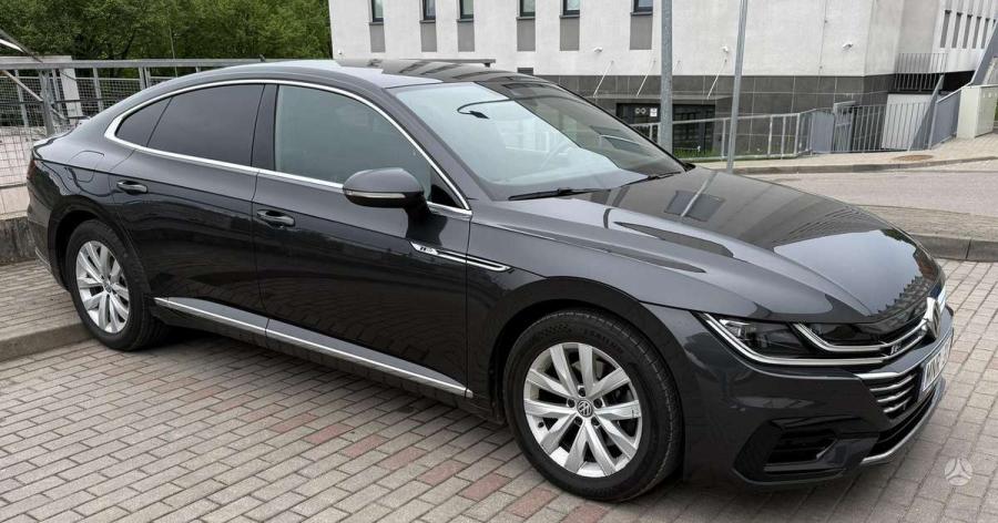 Black Volkswagen Arteon 2020 in Vilnius, with an engine capacity of 1.98 L and mileage of 78 thousand km for 24800 €, photo 3 on AUTOMOTO.COM.LV