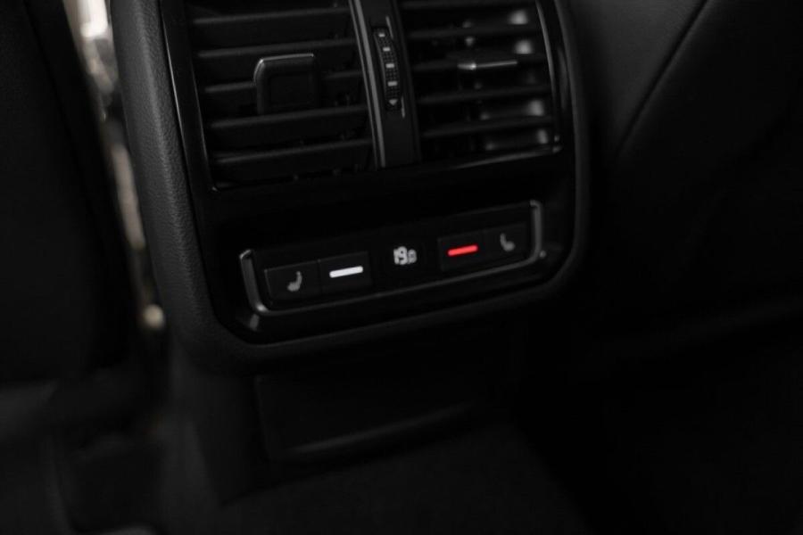 Black Volkswagen Arteon 2021 in Vilnius, with an engine capacity of 2.00 L and mileage of 149 thousand km for 28500 €, photo 14 on AUTOMOTO.COM.LV