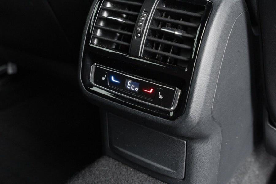 Black Volkswagen Arteon 2022 in Riga, with an engine capacity of 1.40 L and mileage of 142 thousand km for 22900 €, photo 11 on AUTOMOTO.COM.LV