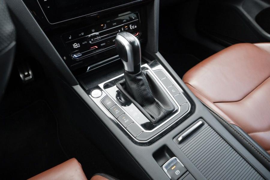 Black Volkswagen Arteon 2022 in Riga, with an engine capacity of 1.40 L and mileage of 142 thousand km for 22900 €, photo 21 on AUTOMOTO.COM.LV
